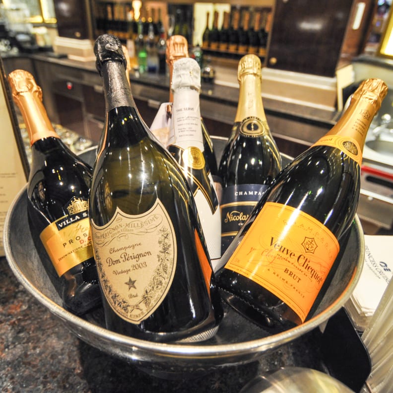 Beyond Champagne: A Guide to Sparkling Wines - Reviewed Beyond Champagne: A Guide to Sparkling Wines - Reviewed